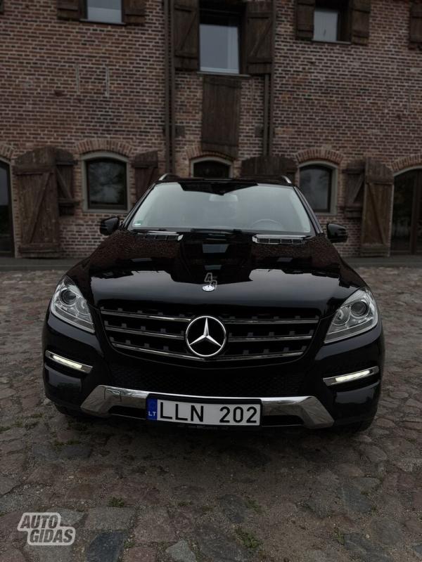 Black Mercedes-Benz ML 350 2012 in Klaipeda, with an engine capacity of 3.00 L and mileage of 260 thousand km for 12800 €, photo 4 on AUTOMOTO.COM.LV