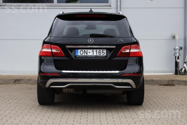 Black Mercedes-Benz ML 350 2012 in Riga, with an engine capacity of 3.00 L and mileage of 0 thousand km for 12995 €, photo 8 on AUTOMOTO.COM.LV
