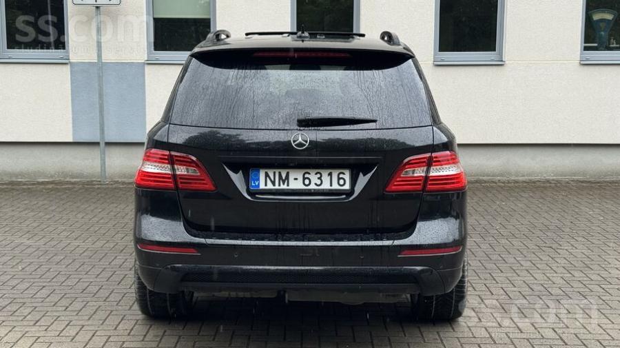 Black Mercedes-Benz ML 350 2012 in Jelgava, with an engine capacity of 3.00 L and mileage of 286 thousand km for 13900 €, photo 8 on AUTOMOTO.COM.LV