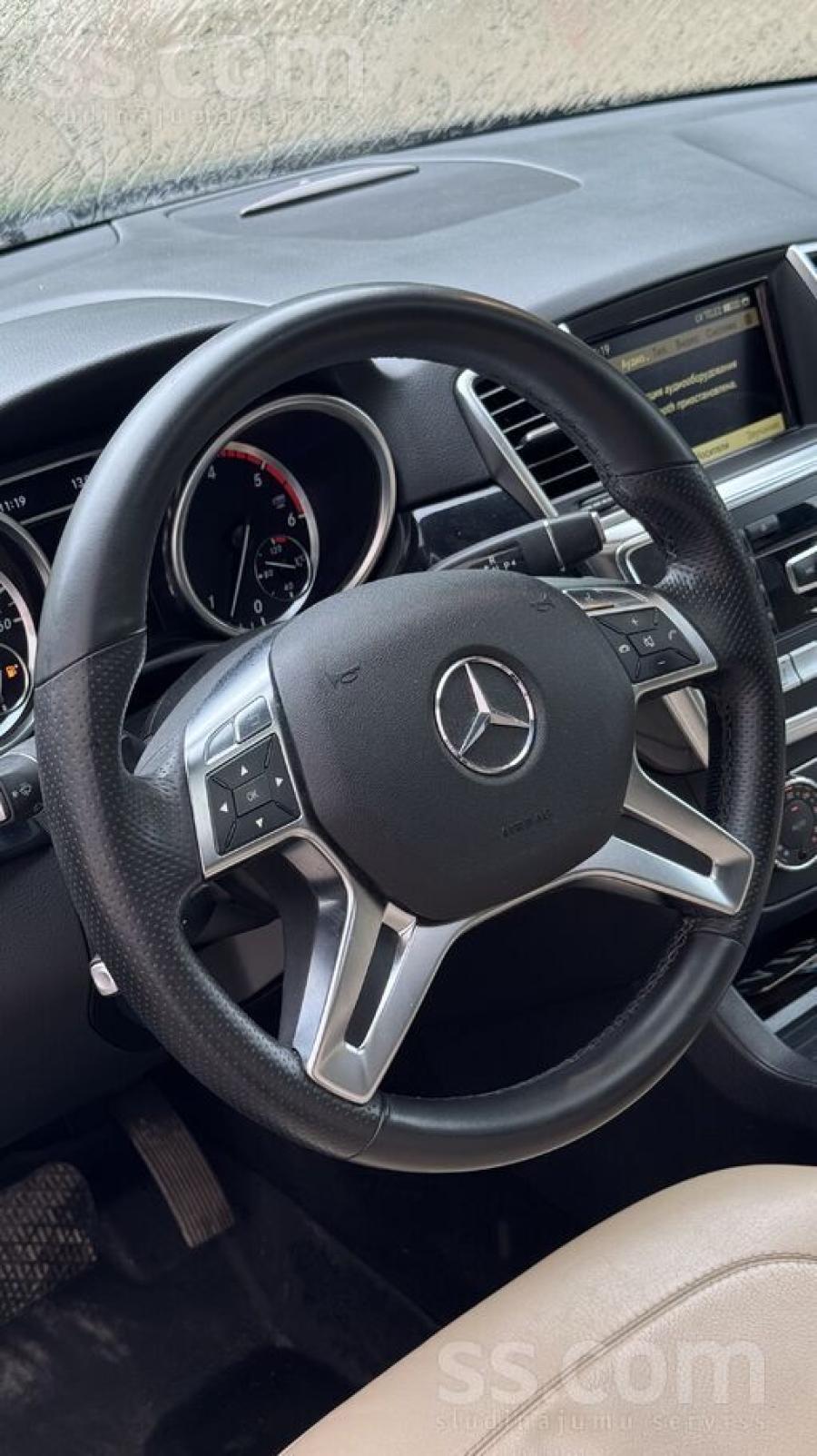 Black Mercedes-Benz ML 350 2012 in Jelgava, with an engine capacity of 3.00 L and mileage of 286 thousand km for 13900 €, photo 15 on AUTOMOTO.COM.LV