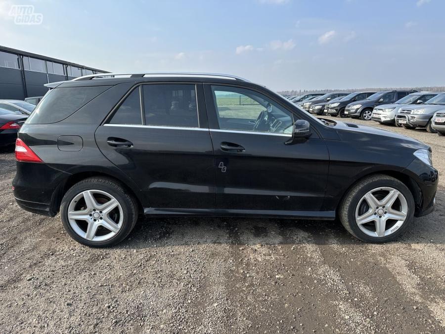Melns Mercedes-Benz ML 350 2012 Giraitė, ar dzinēja tilpumu 3.00 L un nobraukumu 221 tūkst. km par 7800 €, foto 5 vietnē AUTOMOTO.COM.LV