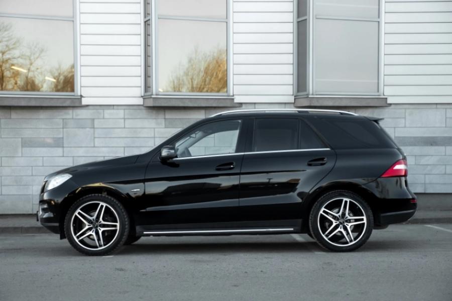 Black Mercedes-Benz ML 350 2012 in Riga, with an engine capacity of 3.50 L and mileage of 229 thousand km for 21990 €, photo 3 on AUTOMOTO.COM.LV