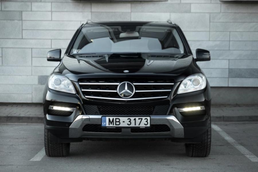 Black Mercedes-Benz ML 350 2012 in Riga, with an engine capacity of 3.50 L and mileage of 229 thousand km for 21990 €, photo 5 on AUTOMOTO.COM.LV