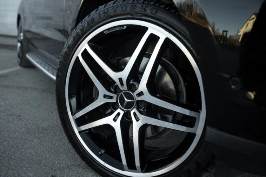 Black Mercedes-Benz ML 350 2012 in Riga, with an engine capacity of 3.50 L and mileage of 229 thousand km for 21990 €, photo 6 on AUTOMOTO.COM.LV