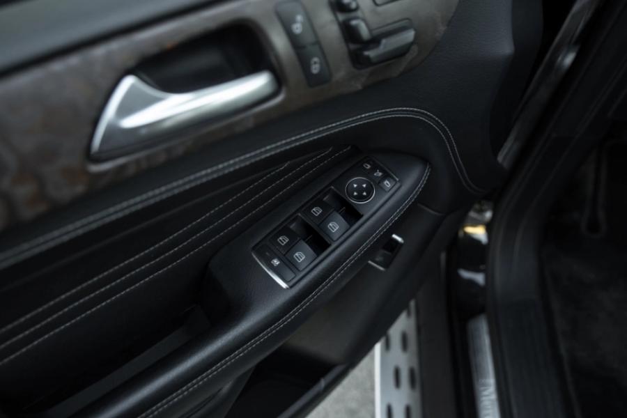 Black Mercedes-Benz ML 350 2012 in Riga, with an engine capacity of 3.50 L and mileage of 229 thousand km for 21990 €, photo 15 on AUTOMOTO.COM.LV