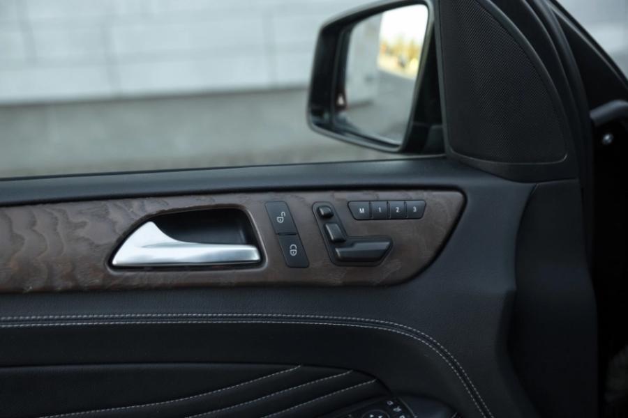 Black Mercedes-Benz ML 350 2012 in Riga, with an engine capacity of 3.50 L and mileage of 229 thousand km for 21990 €, photo 16 on AUTOMOTO.COM.LV