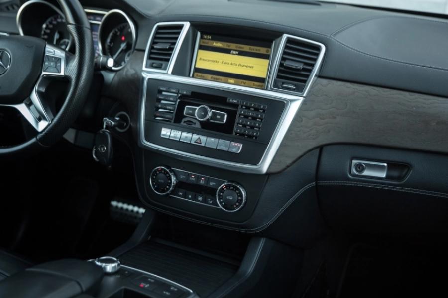 Black Mercedes-Benz ML 350 2012 in Riga, with an engine capacity of 3.50 L and mileage of 229 thousand km for 21990 €, photo 18 on AUTOMOTO.COM.LV
