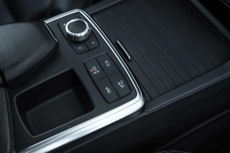 Black Mercedes-Benz ML 350 2012 in Riga, with an engine capacity of 3.50 L and mileage of 229 thousand km for 21990 €, photo 20 on AUTOMOTO.COM.LV