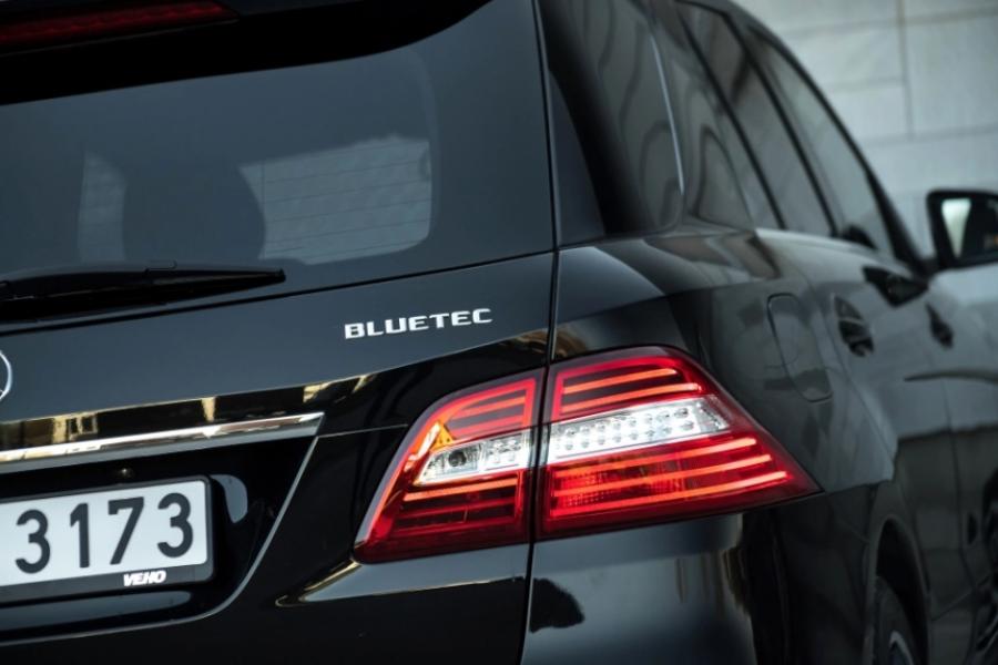 Black Mercedes-Benz ML 350 2012 in Riga, with an engine capacity of 3.50 L and mileage of 229 thousand km for 21990 €, photo 25 on AUTOMOTO.COM.LV