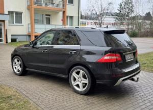 Black Mercedes-Benz ML 350 2012 in Riga, with an engine capacity of 3.00 L and mileage of 221 thousand km for 16900 €, photo 3 on AUTOMOTO.COM.LV