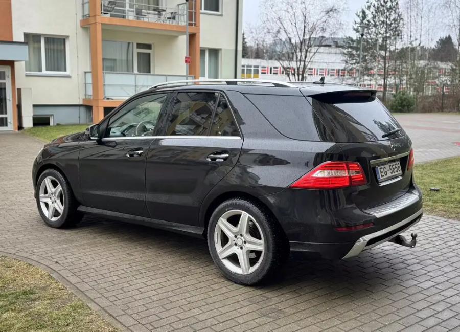 Black Mercedes-Benz ML 350 2012 in Riga, with an engine capacity of 3.00 L and mileage of 221 thousand km for 16900 €, photo 3 on AUTOMOTO.COM.LV