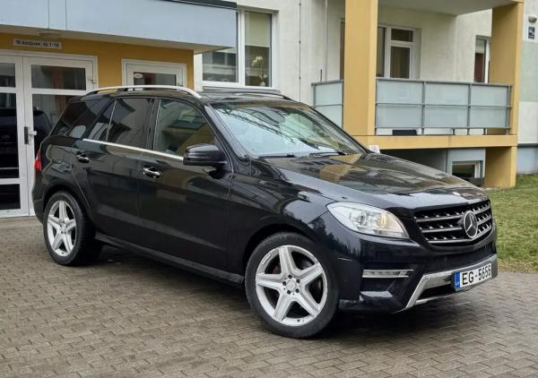Black Mercedes-Benz ML 350 2012 in Riga, with an engine capacity of 3.00 L and mileage of 221 thousand km for 16900 €, photo 4 on AUTOMOTO.COM.LV