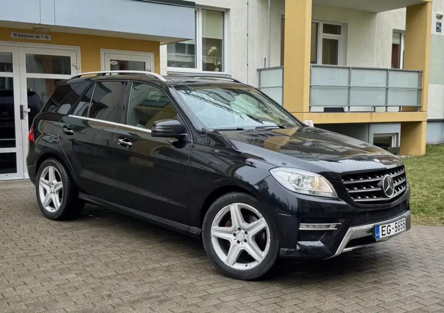 Black Mercedes-Benz ML 350 2012 in Riga, with an engine capacity of 3.00 L and mileage of 221 thousand km for 16900 €, photo 5 on AUTOMOTO.COM.LV