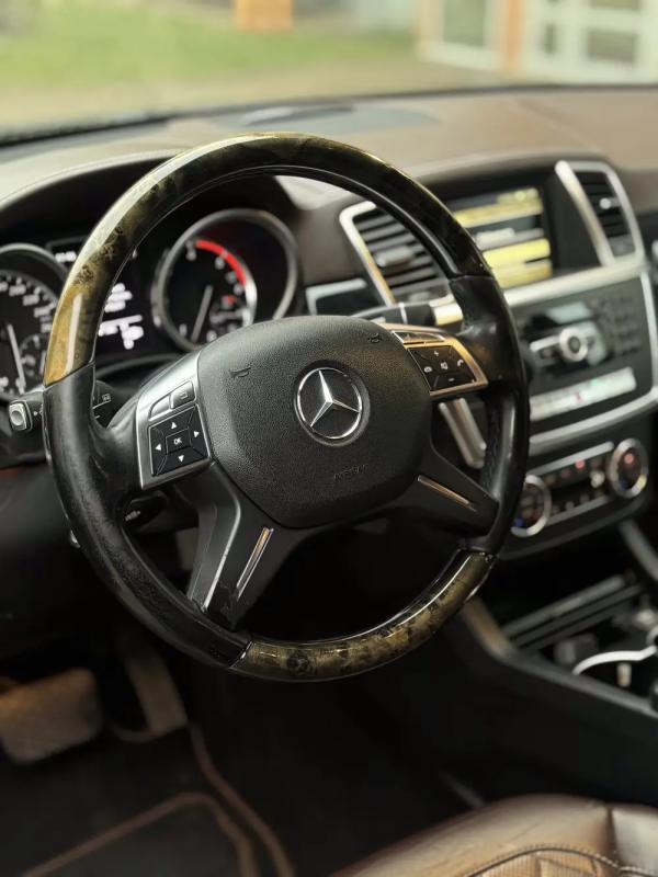 Black Mercedes-Benz ML 350 2012 in Riga, with an engine capacity of 3.00 L and mileage of 221 thousand km for 16900 €, photo 5 on AUTOMOTO.COM.LV