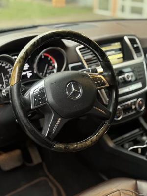 Black Mercedes-Benz ML 350 2012 in Riga, with an engine capacity of 3.00 L and mileage of 221 thousand km for 16900 €, photo 6 on AUTOMOTO.COM.LV