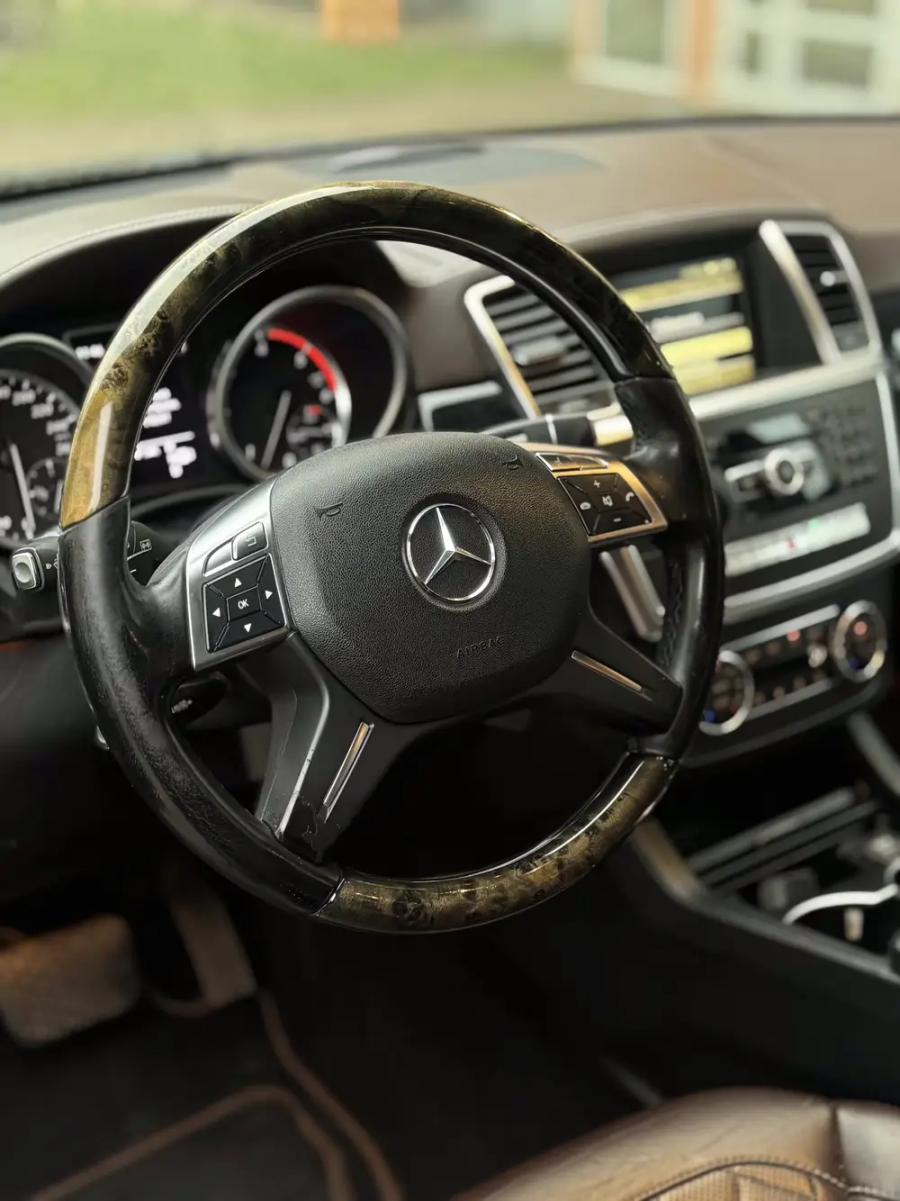 Black Mercedes-Benz ML 350 2012 in Riga, with an engine capacity of 3.00 L and mileage of 221 thousand km for 16900 €, photo 12 on AUTOMOTO.COM.LV