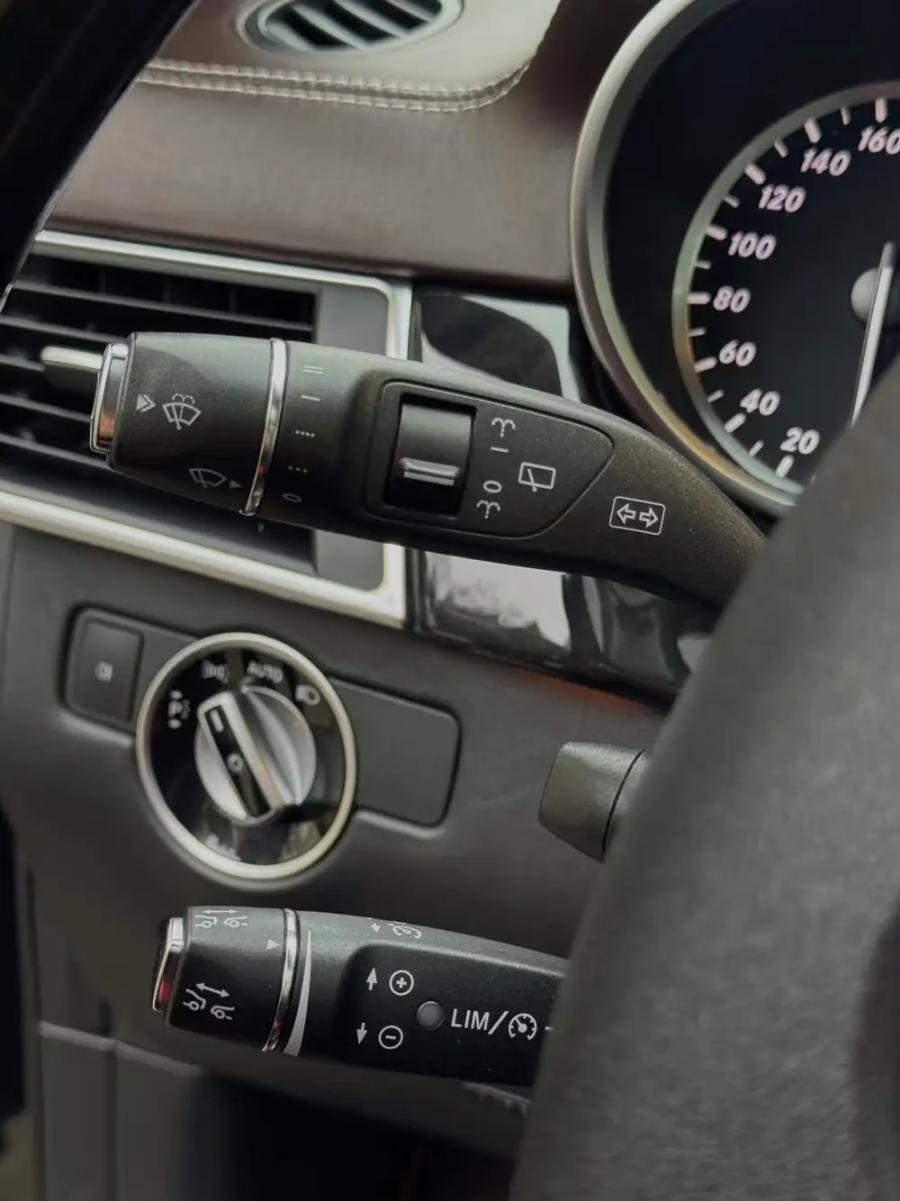 Black Mercedes-Benz ML 350 2012 in Riga, with an engine capacity of 3.00 L and mileage of 221 thousand km for 16900 €, photo 13 on AUTOMOTO.COM.LV