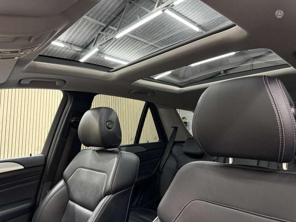 Black Mercedes-Benz ML 350 2012 in Marijampole, with an engine capacity of 2.99 L and mileage of 230 thousand km for 16750 €, photo 3 on AUTOMOTO.COM.LV