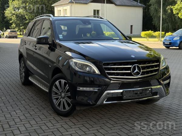 Black Mercedes-Benz ML 350 2012 in Jelgava, with an engine capacity of 3.00 L and mileage of 239 thousand km for 16450 €, photo 2 on AUTOMOTO.COM.LV