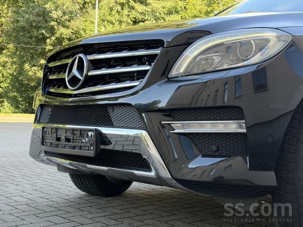 Black Mercedes-Benz ML 350 2012 in Jelgava, with an engine capacity of 3.00 L and mileage of 239 thousand km for 16450 €, photo 3 on AUTOMOTO.COM.LV