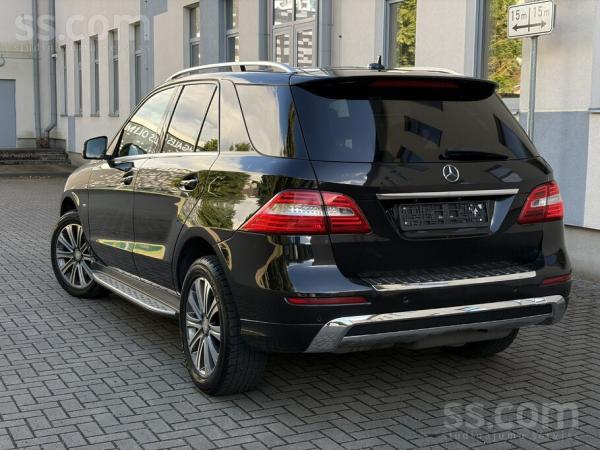 Black Mercedes-Benz ML 350 2012 in Jelgava, with an engine capacity of 3.00 L and mileage of 239 thousand km for 16450 €, photo 4 on AUTOMOTO.COM.LV
