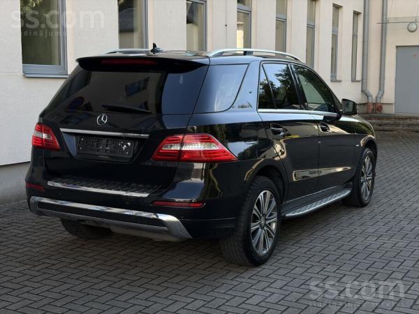 Black Mercedes-Benz ML 350 2012 in Jelgava, with an engine capacity of 3.00 L and mileage of 239 thousand km for 16450 €, photo 6 on AUTOMOTO.COM.LV