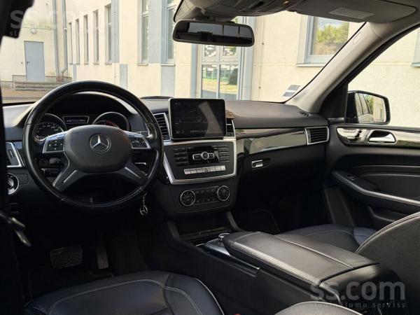 Black Mercedes-Benz ML 350 2012 in Jelgava, with an engine capacity of 3.00 L and mileage of 239 thousand km for 16450 €, photo 9 on AUTOMOTO.COM.LV