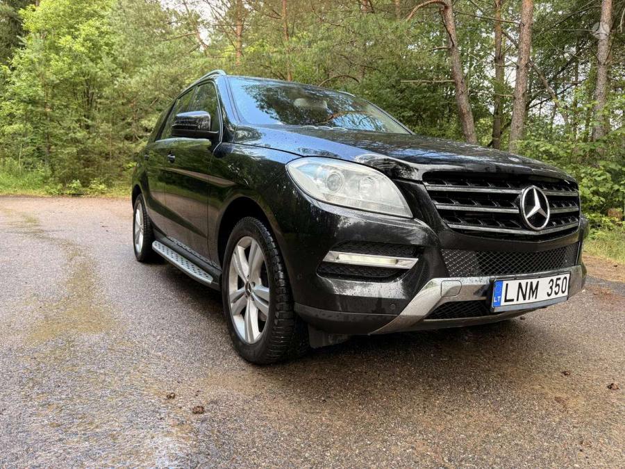 Black Mercedes-Benz ML 350 2012 in Vilnius, with an engine capacity of 2.99 L and mileage of 390 thousand km for 10400 €, photo 3 on AUTOMOTO.COM.LV