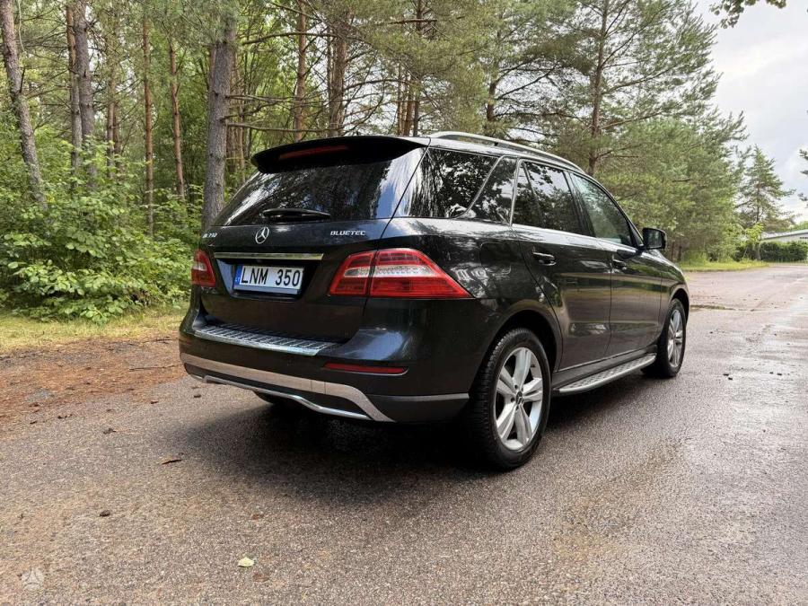Black Mercedes-Benz ML 350 2012 in Vilnius, with an engine capacity of 2.99 L and mileage of 390 thousand km for 10400 €, photo 5 on AUTOMOTO.COM.LV