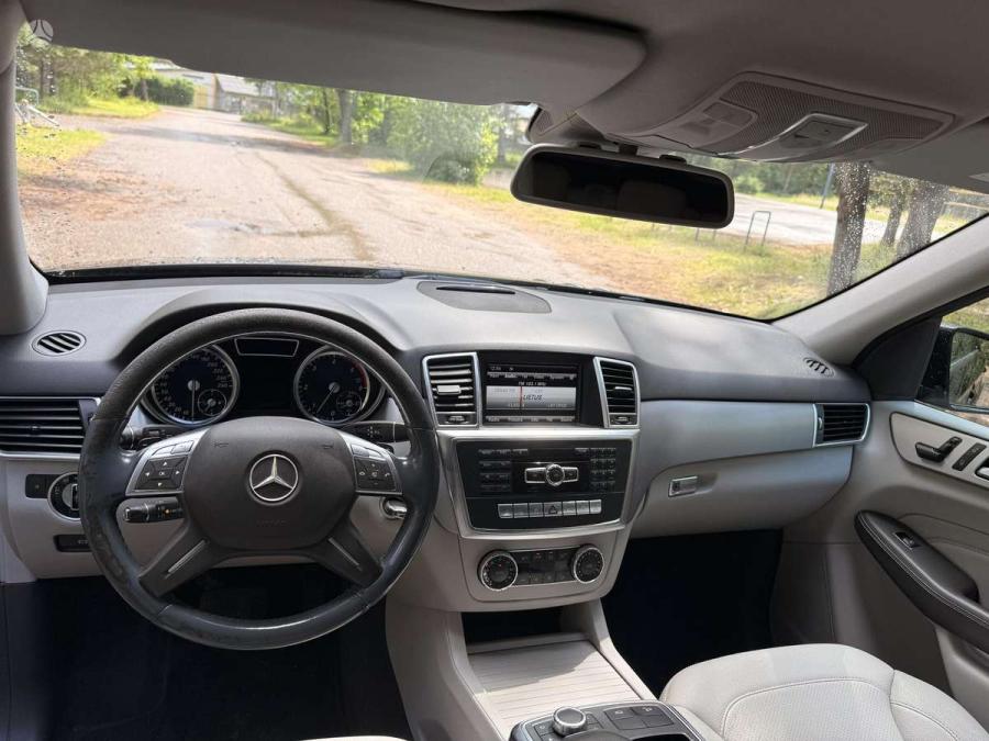 Black Mercedes-Benz ML 350 2012 in Vilnius, with an engine capacity of 2.99 L and mileage of 390 thousand km for 10400 €, photo 8 on AUTOMOTO.COM.LV
