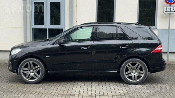 Melns Mercedes-Benz ML 350 2012 Jelgava, ar dzinēja tilpumu 3.00 L un nobraukumu 286 tūkst. km par 10700 €, foto 5 vietnē AUTOMOTO.COM.LV