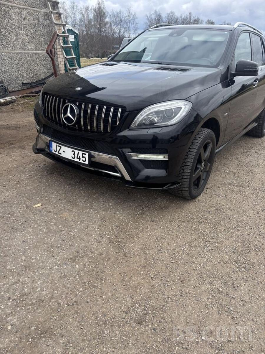 Melns Mercedes-Benz ML 350 2012 Rīga, ar dzinēja tilpumu 3.00 L un nobraukumu 334 tūkst. km par 11500 €, foto 1 vietnē AUTOMOTO.COM.LV