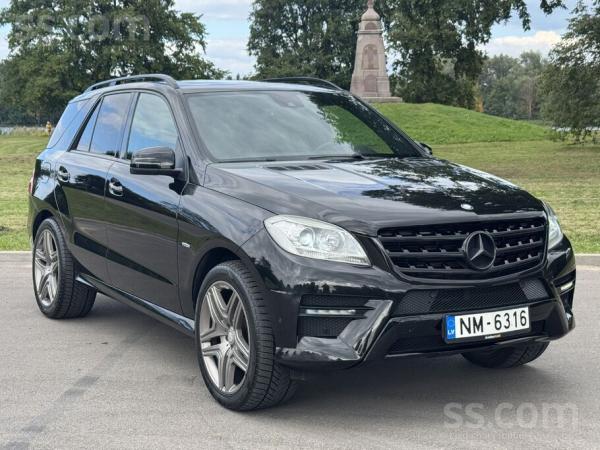 Black Mercedes-Benz ML 350 2012 in Riga, with an engine capacity of 3.00 L and mileage of 0 thousand km for 11950 €, photo 3 on AUTOMOTO.COM.LV