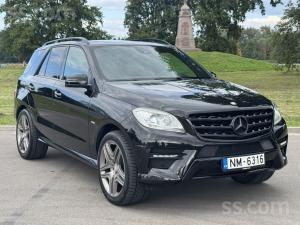 Black Mercedes-Benz ML 350 2012 in Riga, with an engine capacity of 3.00 L and mileage of 0 thousand km for 11950 €, photo 3 on AUTOMOTO.COM.LV
