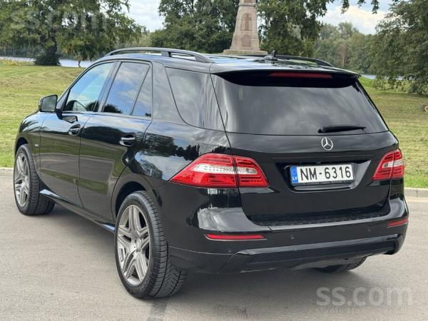 Black Mercedes-Benz ML 350 2012 in Riga, with an engine capacity of 3.00 L and mileage of 0 thousand km for 11950 €, photo 4 on AUTOMOTO.COM.LV