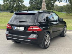 Black Mercedes-Benz ML 350 2012 in Riga, with an engine capacity of 3.00 L and mileage of 0 thousand km for 11950 €, photo 5 on AUTOMOTO.COM.LV