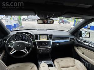 Black Mercedes-Benz ML 350 2012 in Riga, with an engine capacity of 3.00 L and mileage of 0 thousand km for 11950 €, photo 8 on AUTOMOTO.COM.LV