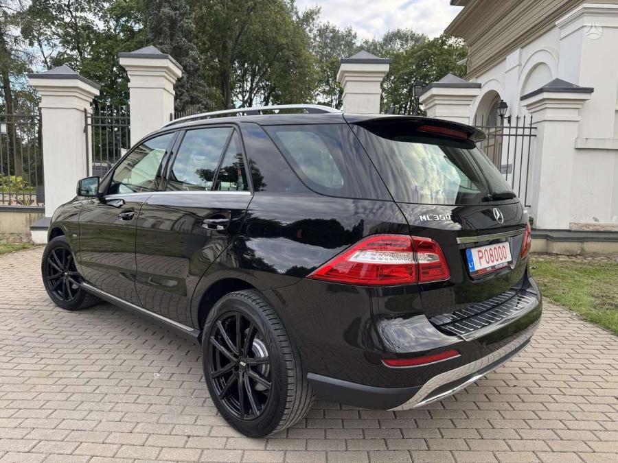 Black Mercedes-Benz ML 350 2012 in Vilnius, with an engine capacity of 2.99 L and mileage of 292 thousand km for 12500 €, photo 4 on AUTOMOTO.COM.LV