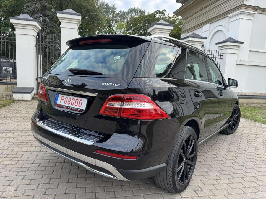 Black Mercedes-Benz ML 350 2012 in Vilnius, with an engine capacity of 2.99 L and mileage of 292 thousand km for 12500 €, photo 15 on AUTOMOTO.COM.LV