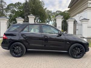 Black Mercedes-Benz ML 350 2012 in Vilnius, with an engine capacity of 2.99 L and mileage of 292 thousand km for 12500 €, photo 17 on AUTOMOTO.COM.LV