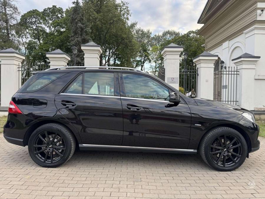 Black Mercedes-Benz ML 350 2012 in Vilnius, with an engine capacity of 2.99 L and mileage of 292 thousand km for 12500 €, photo 17 on AUTOMOTO.COM.LV