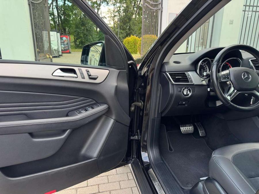 Black Mercedes-Benz ML 350 2012 in Vilnius, with an engine capacity of 2.99 L and mileage of 292 thousand km for 12500 €, photo 24 on AUTOMOTO.COM.LV