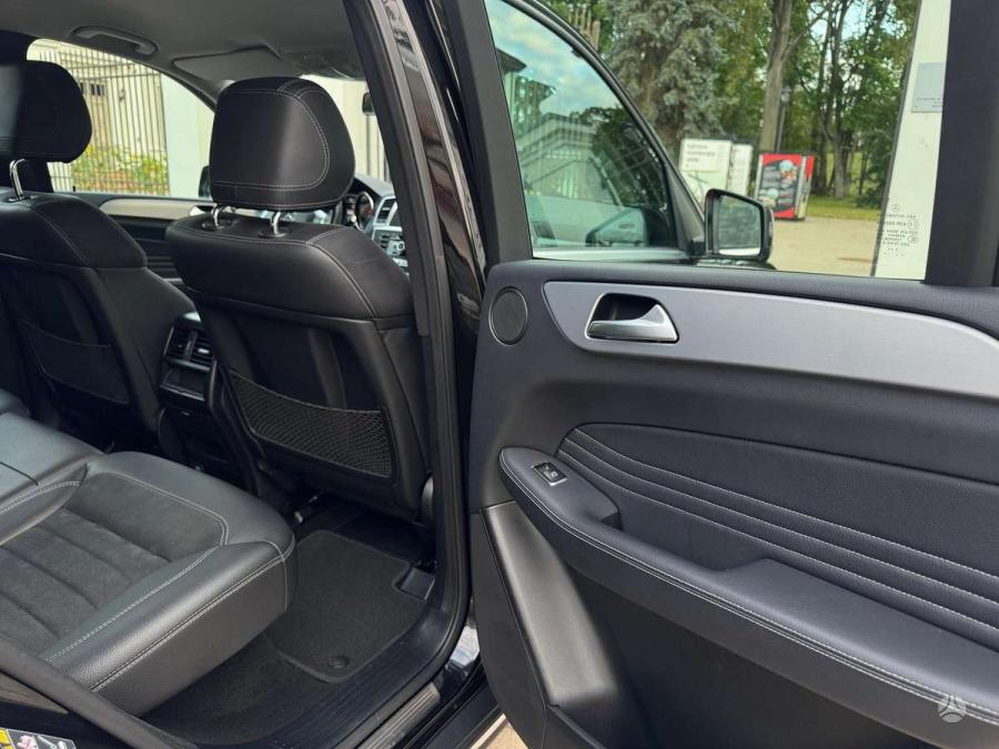 Black Mercedes-Benz ML 350 2012 in Vilnius, with an engine capacity of 2.99 L and mileage of 292 thousand km for 12500 €, photo 32 on AUTOMOTO.COM.LV