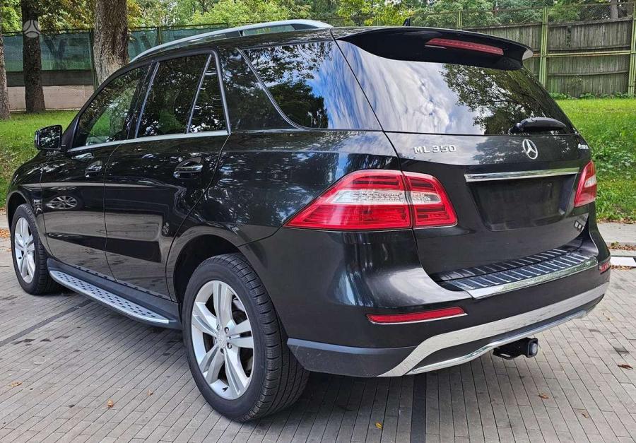 Melns Mercedes-Benz ML 350 2012 Šauļi, ar dzinēja tilpumu 3.50 L un nobraukumu 193 tūkst. km par 13350 €, foto 5 vietnē AUTOMOTO.COM.LV