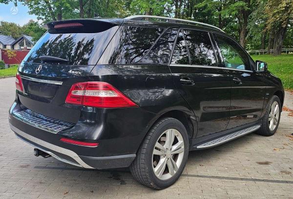 Melns Mercedes-Benz ML 350 2012 Šauļi, ar dzinēja tilpumu 3.50 L un nobraukumu 193 tūkst. km par 13350 €, foto 7 vietnē AUTOMOTO.COM.LV