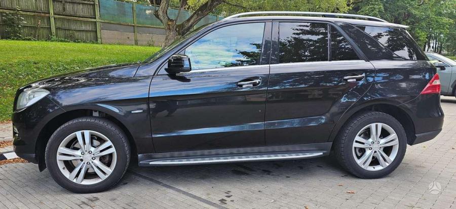 Melns Mercedes-Benz ML 350 2012 Šauļi, ar dzinēja tilpumu 3.50 L un nobraukumu 193 tūkst. km par 13350 €, foto 9 vietnē AUTOMOTO.COM.LV