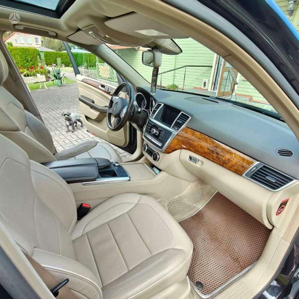 Black Mercedes-Benz ML 350 2012 in Jurbarkas, with an engine capacity of 3.50 L and mileage of 287 thousand km for 11500 €, photo 9 on AUTOMOTO.COM.LV