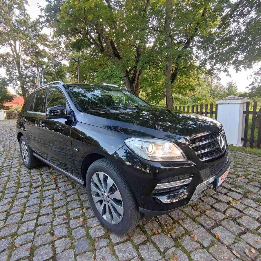 Melns Mercedes-Benz ML 350 2012 Šauļi, ar dzinēja tilpumu 2.99 L un nobraukumu 201 tūkst. km par 11999 €, foto 1 vietnē AUTOMOTO.COM.LV