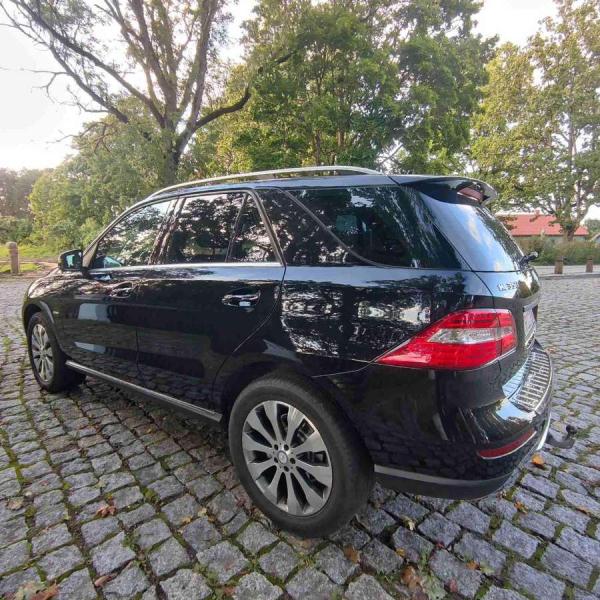 Mercedes-Benz ML 350 2012 Šauļi vietnē Melns Mercedes-Benz ML 350 2012 Šauļi, ar dzinēja tilpumu 2.99 L un nobraukumu 201 tūkst. km par 11999 €, foto 4 vietnē AUTOMOTO.COM.LV