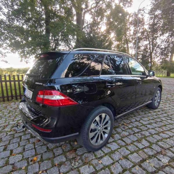 Mercedes-Benz ML 350 2012 Šauļi vietnē Melns Mercedes-Benz ML 350 2012 Šauļi, ar dzinēja tilpumu 2.99 L un nobraukumu 201 tūkst. km par 11999 €, foto 5 vietnē AUTOMOTO.COM.LV